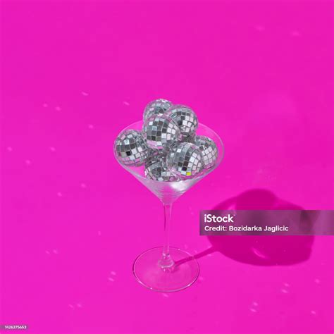 활기찬 핑크색 배경에 반짝이는 디스코 볼이 달린 마티니 칵테일 글래스 최소한의 파티 개념 레트로 80 년대 또는 90 년대 미학 나이트클럽에 대한 스톡 사진 및 기타 이미지