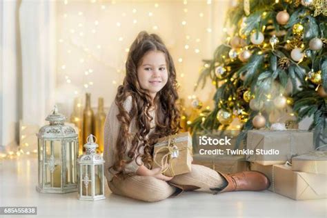 어린이 선물 상자 크리스마스 트리와 벽난로 집 근처 어린 소녀 겨울에 대한 스톡 사진 및 기타 이미지 겨울 계절 귀여운 Istock