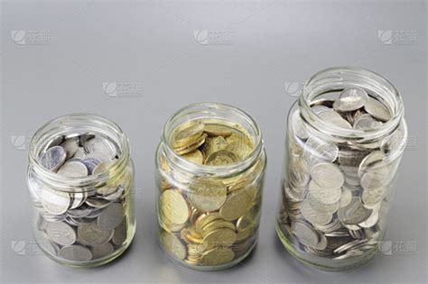 在 jar 金融概念的三个不同大小的硬币