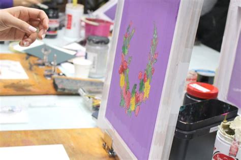 디비 판화 작업실 모노타입 실크스크린 엿보기 수채화나 수성 크레파스같이 수용성 재료로 실크스크린을