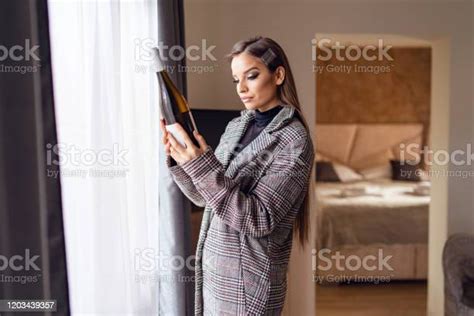 아파트 나 호텔 이나 홈 룸창에 서 와인 한 병을 들고 젊은 아름 다운 백인 여자 여자 여자의 초상화 가정의 방에 대한 스톡 사진 및 기타 이미지 Istock