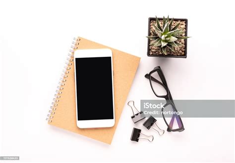 사무용품이 있는 학교 액세서리가 있는 흰색 사무실 책상 테이블 복사 공간이 있는 맨 위 보기 공란에 대한 스톡 사진 및 기타 이미지 Istock