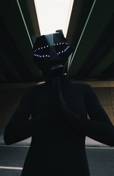 가벼운 예술 거리 사진 검은 의상 공연 그림자 극적인 조명 기술 기하학적 다리 아래 도시 탐사 도시의 디지털 아트 마스크 문자 미국 미래 지향적인