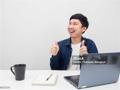 남자 행복한 감정 엄지 손가락과 노트북 작업장과 테이블 위의 복사 공간을보고 30 34세에 대한 스톡 사진 및 기타 이미지 30 34세 가리키기 감정 Istock