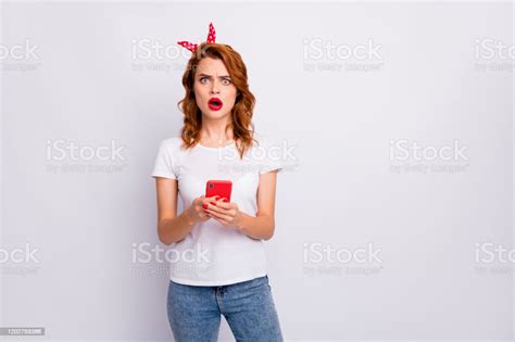 충격 미친 놀란 소녀 블로거의 초상화 는 끔찍한 소셜 네트워크 정보 비명 와우 Omg 흰색 색상 배경 위에 고립 된 세련된 옷을 착용 T 셔츠에 대한 스톡 사진 및 기타