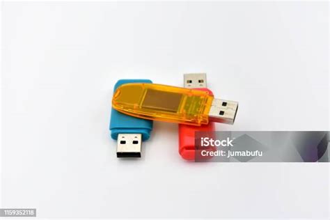 Usb 플래시 메모리는 흰색 배경에 색상이 있는 드라이브입니다 0명에 대한 스톡 사진 및 기타 이미지 0명 Usb 메모리 Usb 포트 Istock