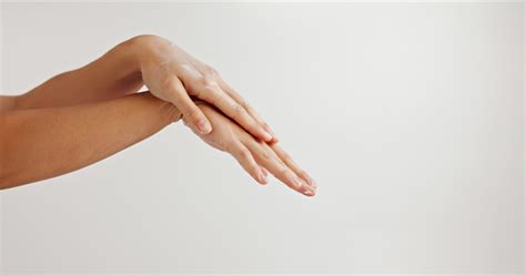 손 스킨케어 및 뷰티 매니큐어 모이스처라이저 및 화장품을 위한 스튜디오에서 여성의 클로즈업 여성 피부과 및 스파 치료를 위해 흰색 배경에 사람과 함께 터치 및 빛 손에 대한