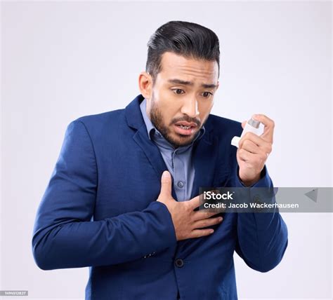 천식 펌프 사업가 스튜디오에서 숨을 쉬고 의료 건강 가슴 통증에 기침이 걱정됩니다 알레르기 응급상황의 폐 산소 및 공황 발작을 위한 아픈 남성 작업자 호흡 약 흡입기 30