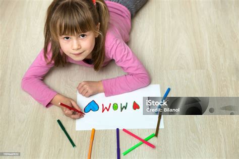 나는 흰색 종이에 엄마를 사랑 다채로운 크레용으로 그리기 귀여운 아이 소녀의 위에서보기 예술 교육 창의성 개념 감정에 대한 스톡 사진 및 기타 이미지 Istock