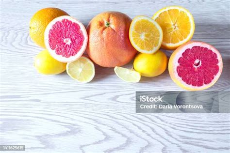 오렌지와 자몽 여름 신선한 과일 테이블 복사 공간이있는 나무 배경 감귤류 과일에 대한 스톡 사진 및 기타 이미지 감귤류 과일 건강한 식생활 과일 Istock