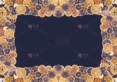 橙片和葡萄柚片的框架。水果芯片背景。