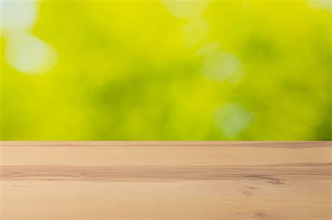 흐릿한 배경 앞에 나무 보드 빈 테이블입니다 자연이나 공원의 흐릿한 배경과 원근 갈색 나무 제품을 전시하거나 조립하는 데 사용할 수 있습니다 모형 0명에 대한 스톡 사진 및