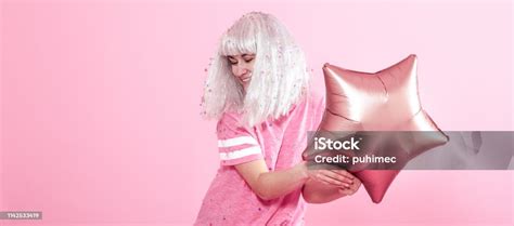 은색 머리를 가진 재미 있는 소녀는 분홍색 배경에 미소와 감정을 제공 합니다 풍선 및 색종이와 젊은 여자 또는 십 대 소녀 가발에 대한 스톡 사진 및 기타 이미지 Istock