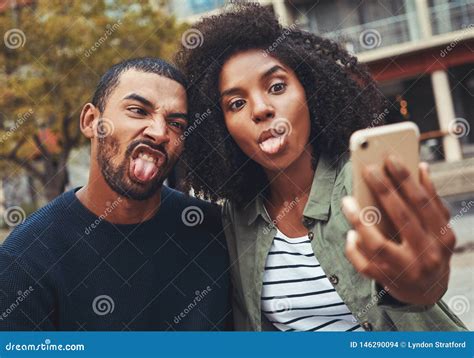 Giovani Coppie Che Fanno Fronte Divertente Mentre Prendendo Selfie