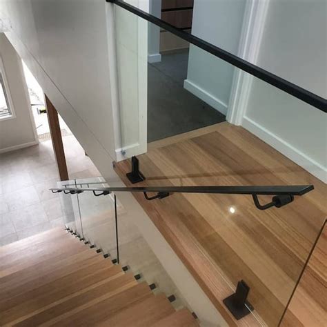 انتخاب بهترین نرده راه پله نرده شیشه ای یا استیل درتیس