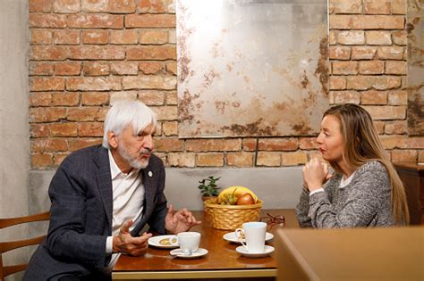 레트로 호텔 아침 식사 및 음료 커피에 앉아 수석 부부 활성 노인입니다 2명에 대한 스톡 사진 및 기타 이미지 2명 50 59세 60 69세 Istock