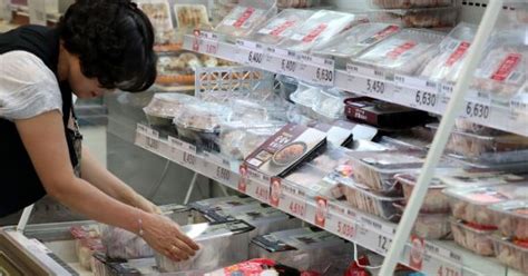 중복 닭고기를 구입하려는 소비자들