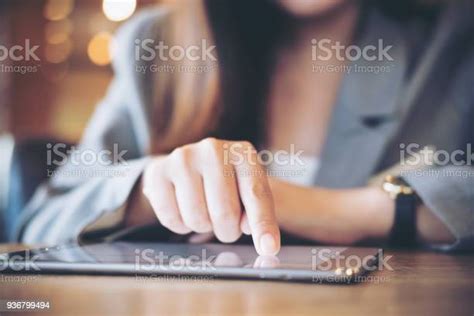 비즈니스 여자의 손을 함께 태블릿 포인팅 감동 하 고 사용 하 여 카페에서 배경 흐림 태블릿에 대한 스톡 사진 및 기타 이미지 태블릿 손 여자 Istock