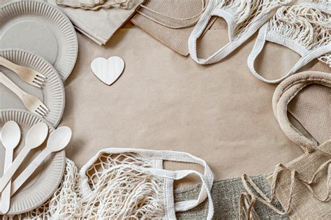 친환경 세트로 만든 프레임 나무 심장과 종이와 메쉬 면 에코 가방 나무 칼 종이 일회용 식기 폐기물이 없습니다 평평한 평지 복사 공간 0에 대한 스톡 사진 및 기타 이미지