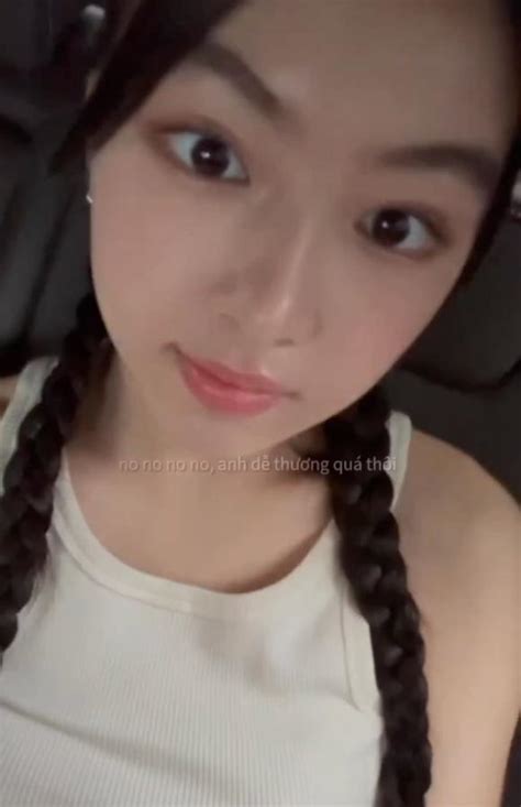 Con G I Quy N Linh Khoe Nhan S C Qua Camera Th Ng C C Nh Visual Ng Y C Ng N C N