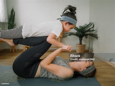 어머니는 집에서 어린 딸과 함께 요가 매트를하고 있습니다 20 29세에 대한 스톡 사진 및 기타 이미지 20 29세 2명 가정 생활 Istock