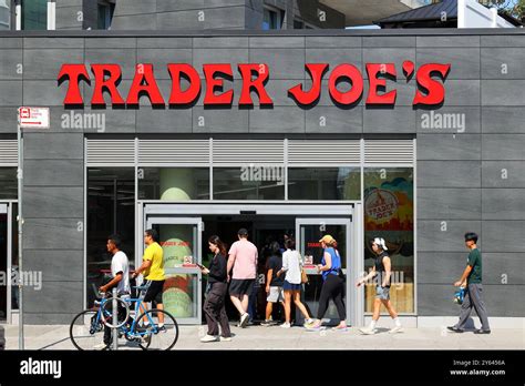 People Young Adults Entering A Trader Joes Grocery Store In The Long