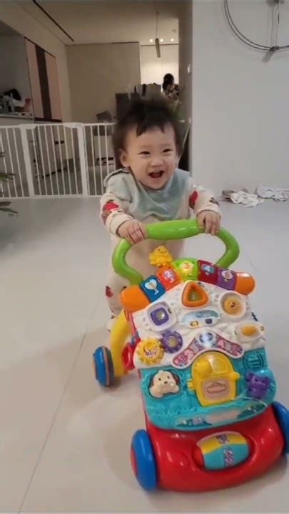 장난감과 걸어가기 아기 10개월 Youtube