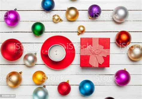멋진 흰색 나무 배경에 화려한 Baubles 근처 커피와 귀여운 선물의 빨간 컵의 사진 공 스포츠 장비에 대한 스톡 사진 및