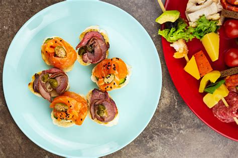 접시에 맛있는 카나페 간식 안티파소 스낵 은 파란색 요리에 제공 테이블에서 직접 위에서 촬영 0명에 대한 스톡 사진 및 기타