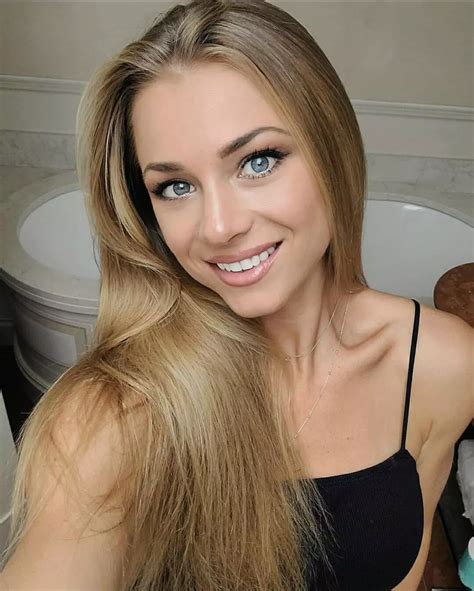 Miss Nikki Leigh Scrolller