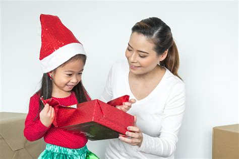 행복 한 새 해 메리 크리스마스 해피 홀리데이 쾌활 한 엄마와 그녀의 귀여운 딸 여자 선물 교환 부모와 두 어린 아이 재미와 함께 재생 2명에 대한 스톡 사진 및 기타
