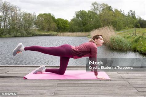 요가를하고 야외에서 눈을 감고 건강한 라이프 스타일을 가진 연못 근처의 자연에서 스트레칭하는 아름다운 젊은 여성 5월에 대한 스톡 사진 및 기타 이미지 Istock