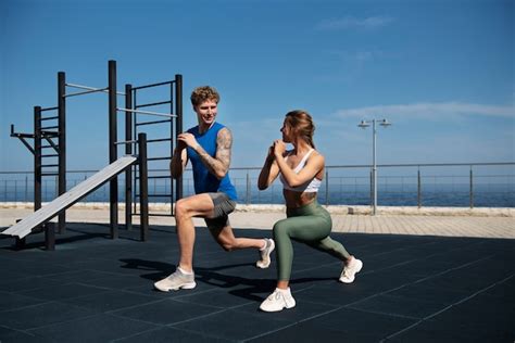 야외에서 함께 운동하는 남자와 여자 무료 사진