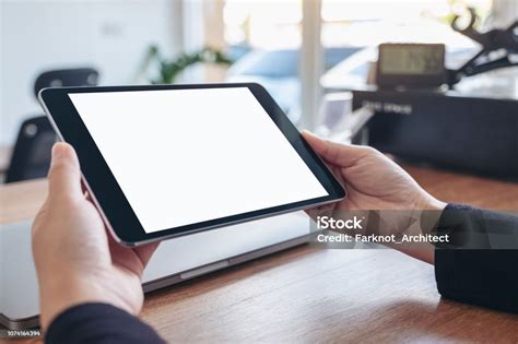 손 들고 나무 테이블 사무실에서 노트북으로 빈 흰색 바탕 화면으로 검은 Tablet Pc를 사용 하 여의 이랑 이미지 공란에 대한 스톡 사진 및 기타 이미지 Istock