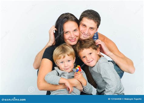 Retrato De La Familia Joven Feliz Foto De Archivo Imagen De Lifestyle Adulto 13164458