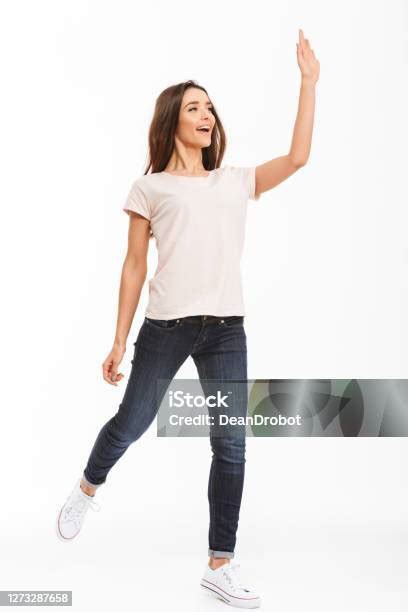 T 셔츠 워킹에서 쾌활한 갈색 머리 여자의 전체 길이 이미지 T 셔츠에 대한 스톡 사진 및 기타 이미지 T 셔츠 걷기