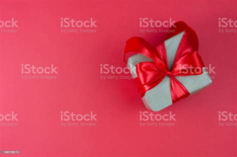 빨간 배경에 빨간 활이있는 선물 상자 축제 배경 공간을 복사합니다 0명에 대한 스톡 사진 및 기타 이미지 0명 3월 개념 Istock
