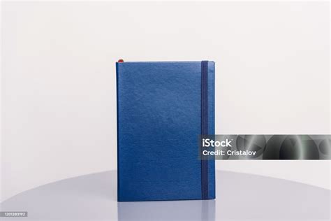 회색 표면과 흰색 배경에 서 네이비 블루 책 의제 또는 플래너 책 템플릿 가죽에 대한 스톡 사진 및 기타 이미지 가죽 갈색