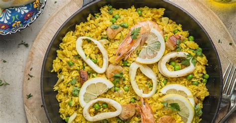 테이블 위에 쌀과 새우가 가득 담긴 프라이팬 사진 Unsplash의 해산물 이미지