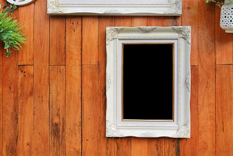 그림 또는 텍스트에 대 한 검은 빈 공간 골동품 흰색 사진 프레임 나무 판자 벽 배경에 배치 0명에 대한 스톡 사진 및 기타 이미지 Istock