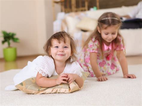 Deux Petites Soeurs Ensemble Image Stock Image Du Gosse Beau