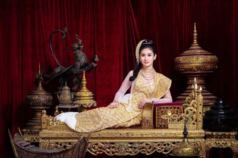 Loveခံစားခ်က္ေလးမ်ား တစ္ေယာက္ထဲဆိုေပမဲ့နည္းနည္အထီးက်န္သလိုခံစားရေပမဲ့ လက္ထဲကဖုန္းေလးကဘဝအတ