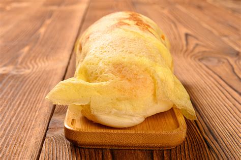 계란과 잘게 썬 돼지고기와 바베큐 돼지고기를 곁들인 프론트 뷰 롤 0명에 대한 스톡 사진 및 기타 이미지 0명 갈기갈기