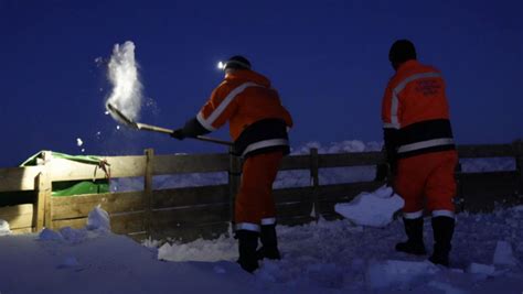 Онцгой байдлын алба хаагчид малдаа яваад сураггүй болсон 5 иргэнийг эсэн мэнд оллоо