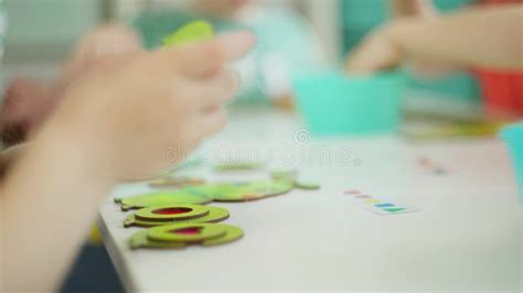 De Kinderopvang Moet De Puzzels In De Kleuterschool Samenbrengen Stock