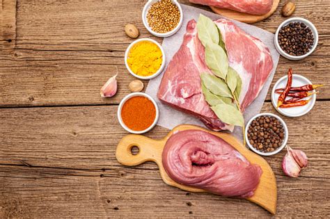 다양한 신선한 돼지 고기 컷을 모듬 향신료와 원시 고기 텐더로인 견갑골 목 뒷다리 스테이크 돌 콘크리트 배경 0명에 대한 스톡 사진 및 기타 이미지 Istock