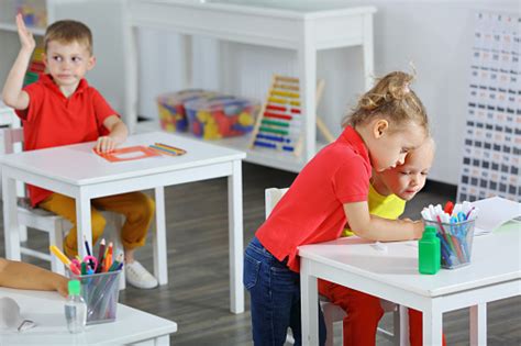 초등학교 교실에서의 수업 조각 교실의 학생들이 책상에 앉아 있습니다 2 3 살에 대한 스톡 사진 및 기타 이미지 2 3 살 고등학교 이하 공부 Istock