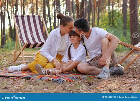 Buitenschot Van Een Liefdevol Stel Dat In Het Bos Zit Met Hun Kleine
