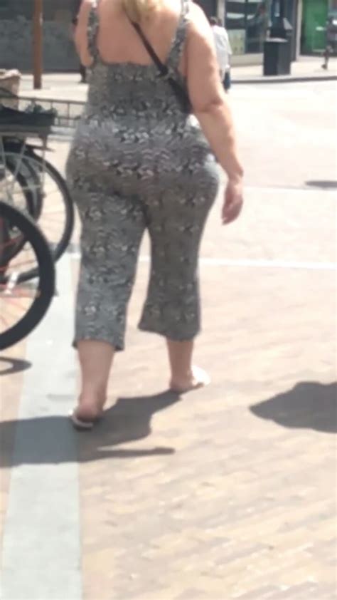 SUPER HOT BBW MILF WALKING IN THE STREET ThisVid