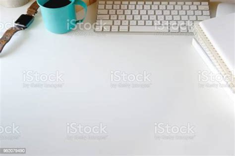 데스크톱 컴퓨터와 사무실 액세서리 작업 영역 책상입니다 복사 공간 및 작업 영역 개념에 대한 스톡 사진 및 기타 이미지 개념 개념과 주제 공란 Istock